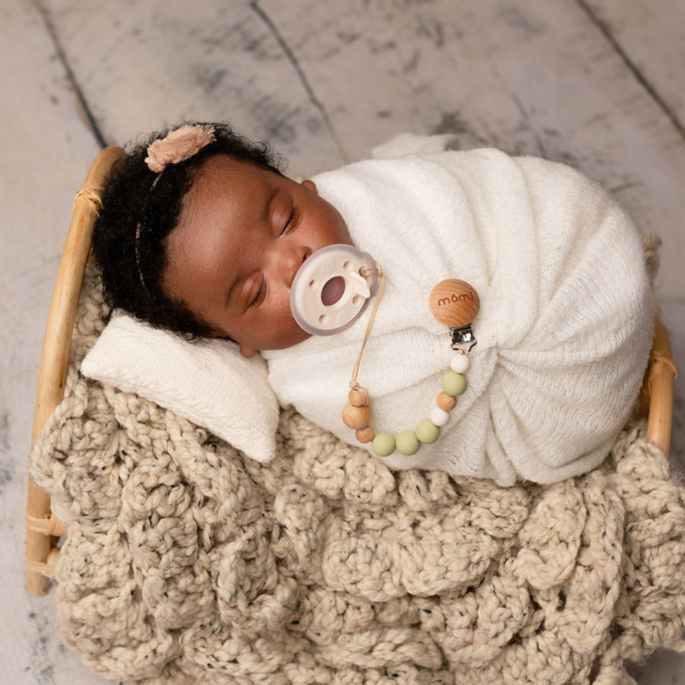 mōmi: breastfeeding bottle and pacifier designed to work like mom